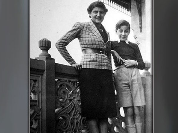 وقال هانى: "البقاء لله.. رحل عن دنيانا الفنان والأب والصديق والمثل ...