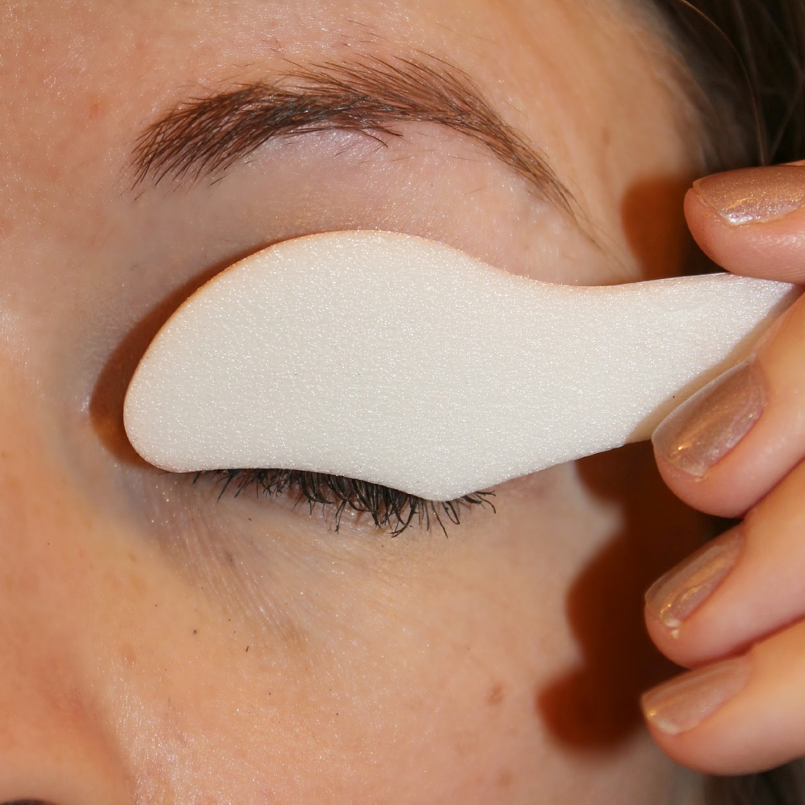 blushing basics: Eye Majic Eyeshadow Applicator {Grail or Fail}