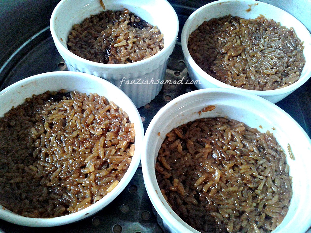 Apabila sudah cukup masa merendam, Kjee cuci dan toskan beras pulut.