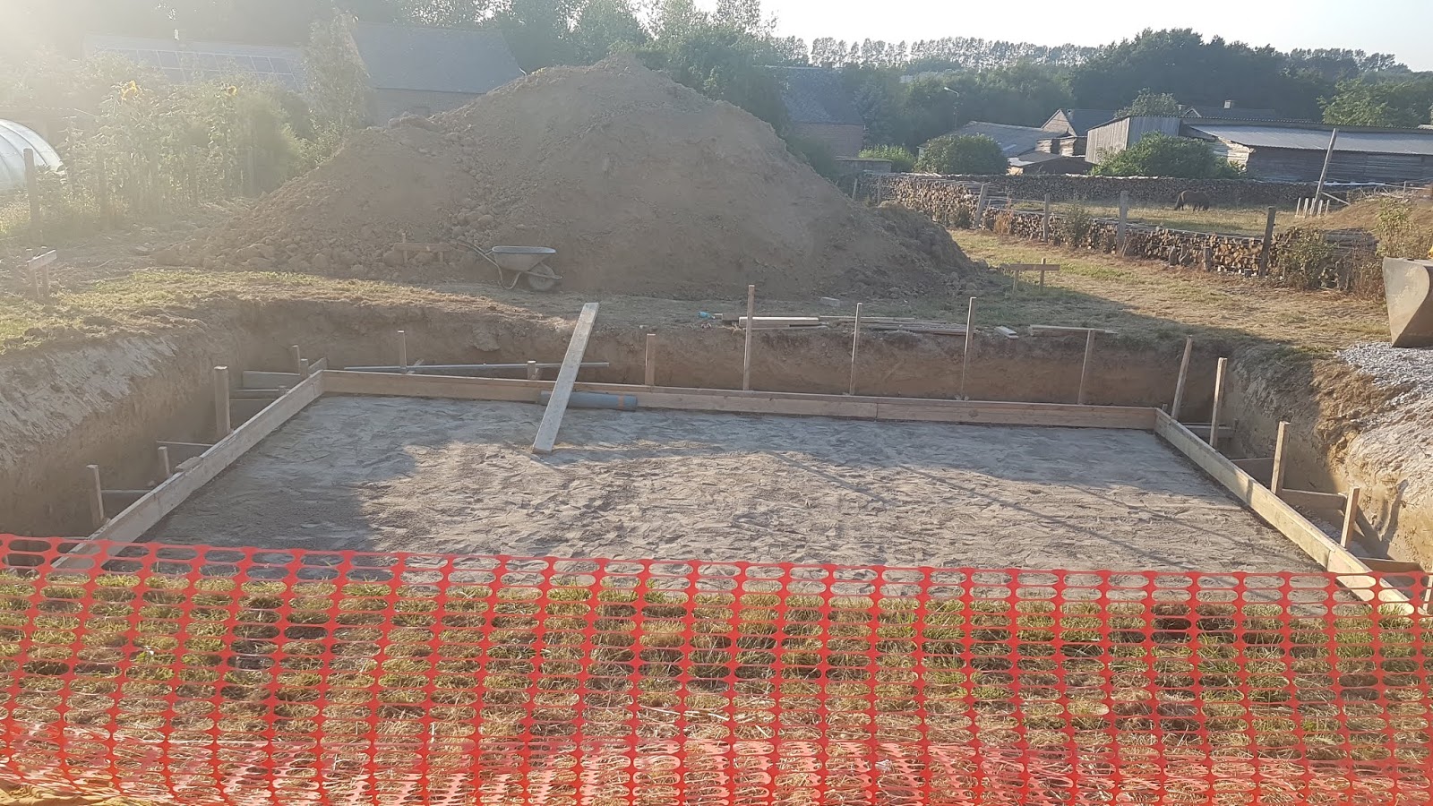 maisoncomperestave MC 136: jour 2 (01/08 /18) le coffrage du radier