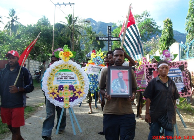 "FOTO" Pemakaman Revolusioner Tn. Mako Tabuni | Watikam Voice | From ...