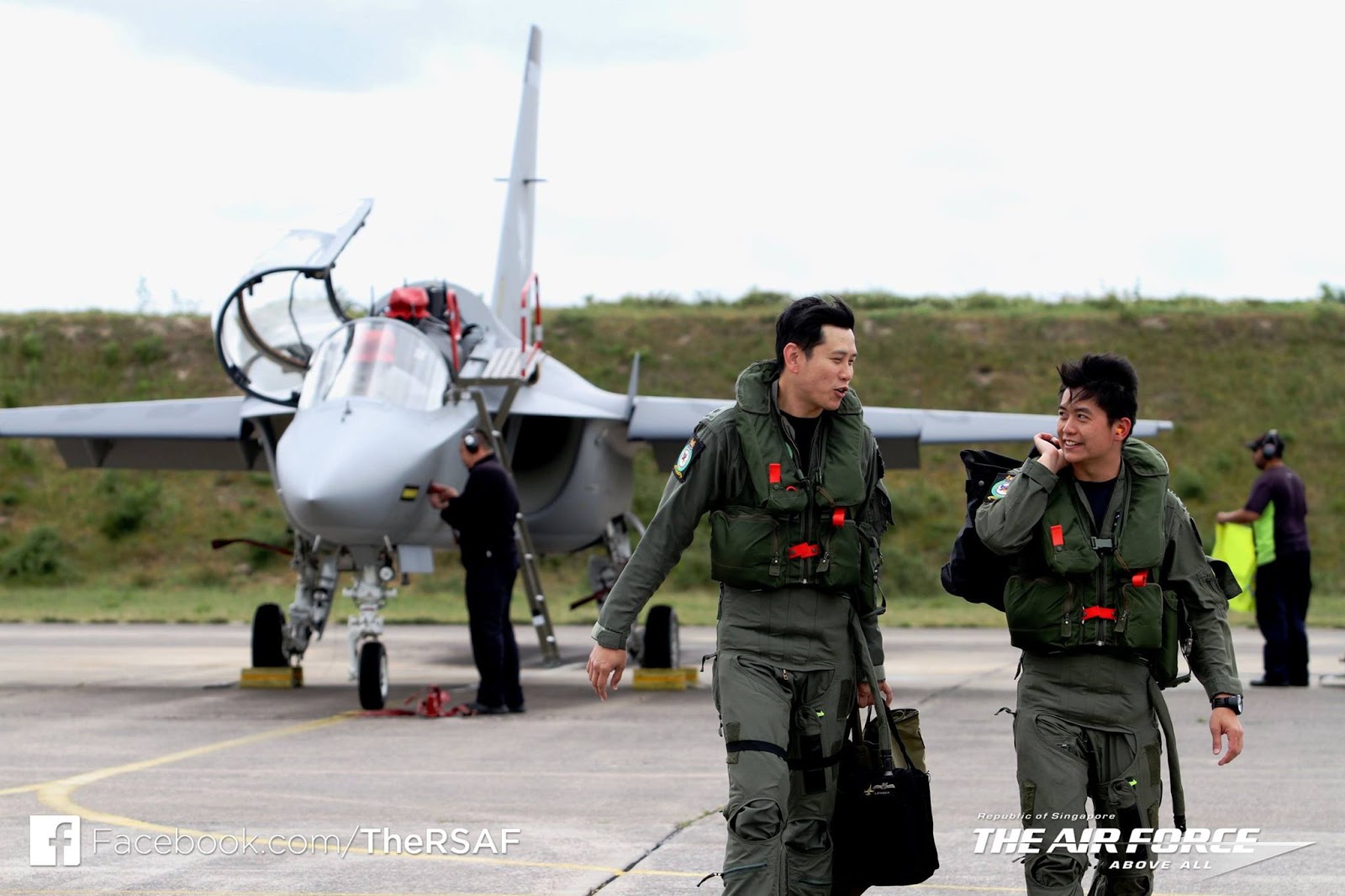 Full Frame: Grooming Fast Jet Jockeys : Alenia Aermacchi M-346 Advanced ...