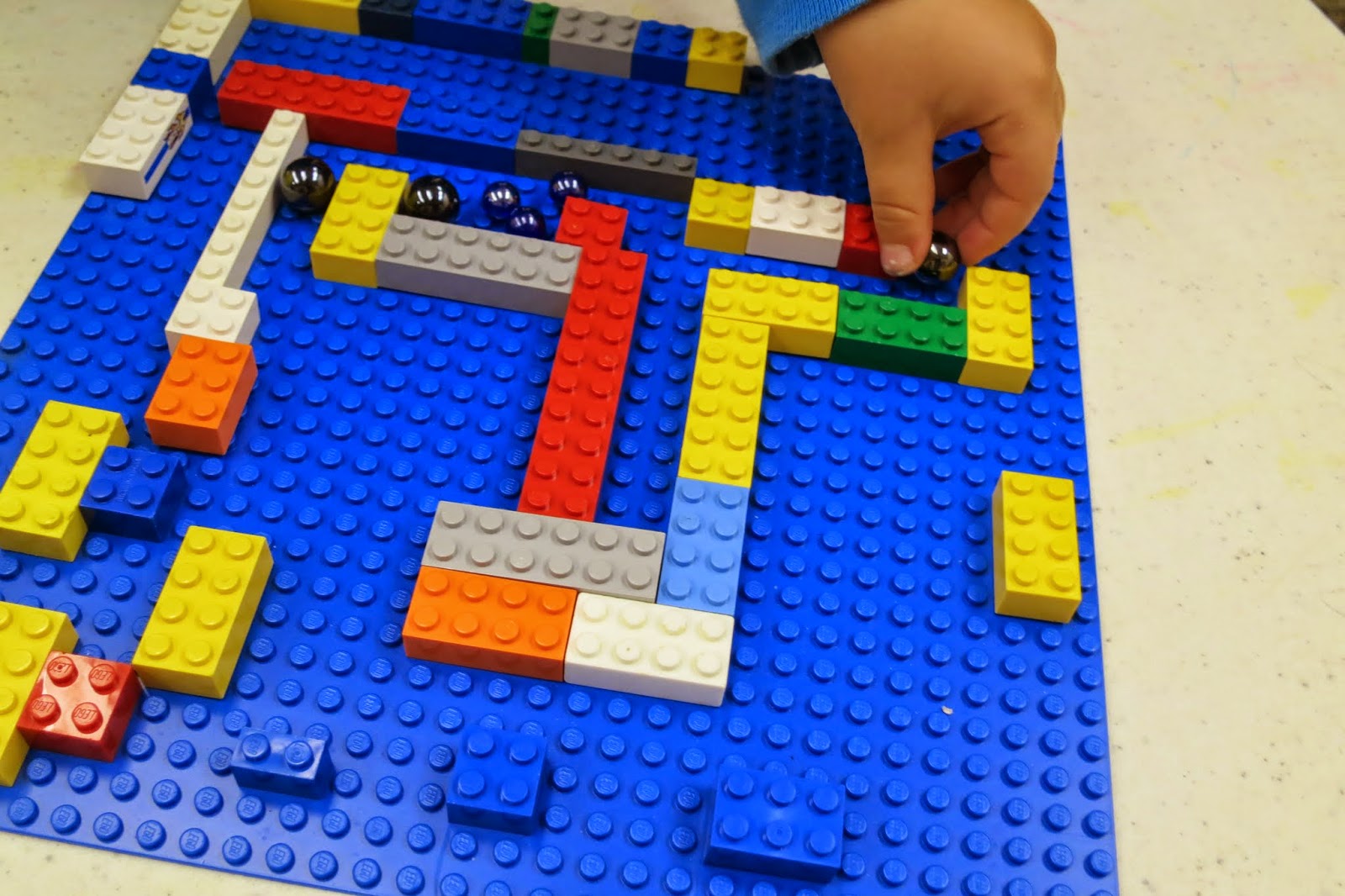 WonderWorks: Mazes, trails, pathways and roads : library makers