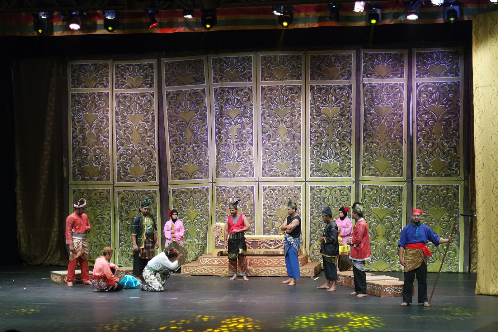 TEATER BANGSAWAN DEWA KENCANA MEMARTABATKAN SENI SILAT DAN WANITA