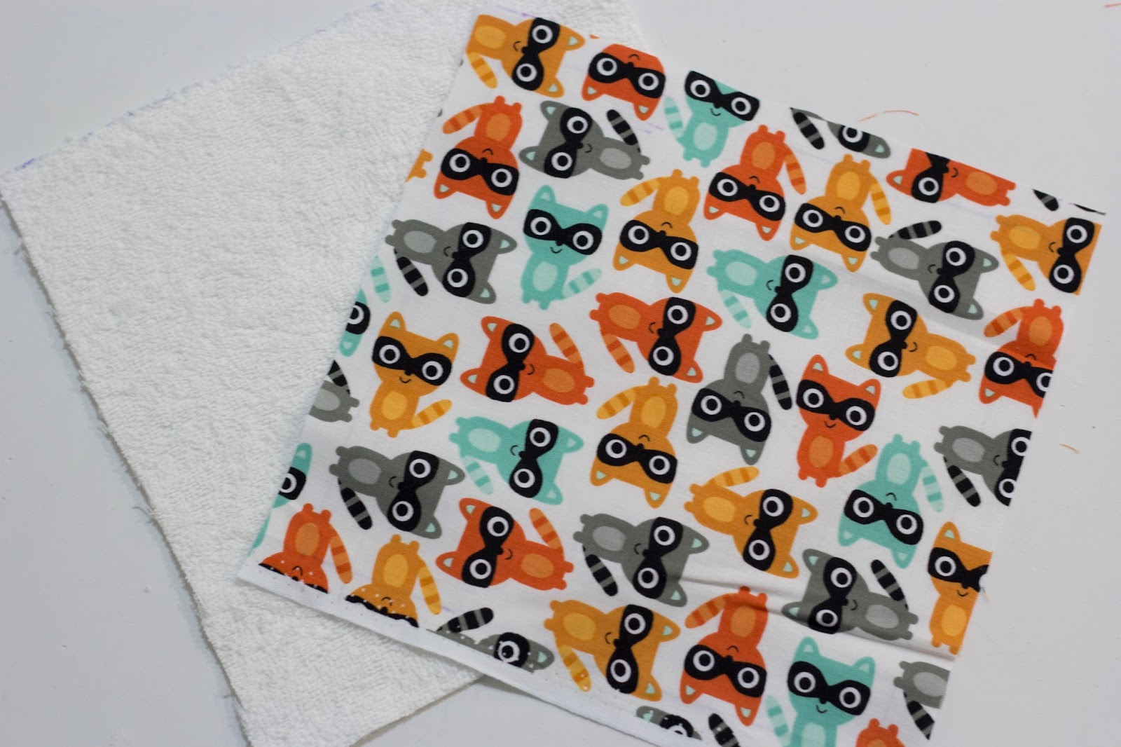 De puntadas y otros enredos: Mantita doudou con etiquetas. Tutorial