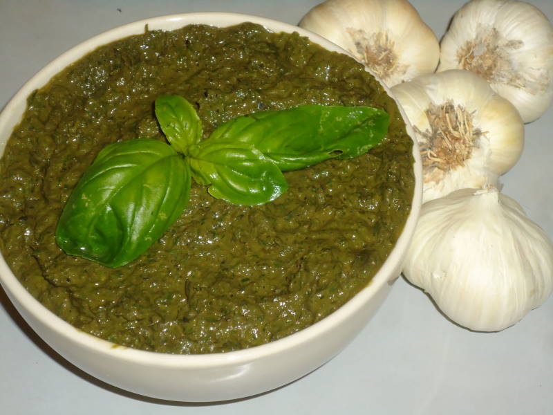 Pesto (pasta de busuioc)