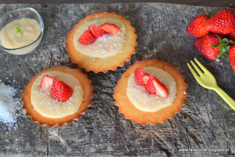FAZeCOME: Tarteletes de coco e iogurte com morangos