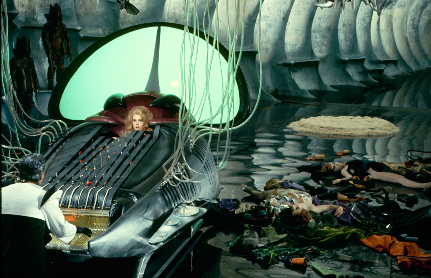 1960s Sci-fi Chic: 22 Rare and Funny Vintage Behind-the-Scenes Photos ...