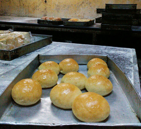 Mampir ke Pabrik Roti Kampung: Roti Djie Seng | Bandung Diary