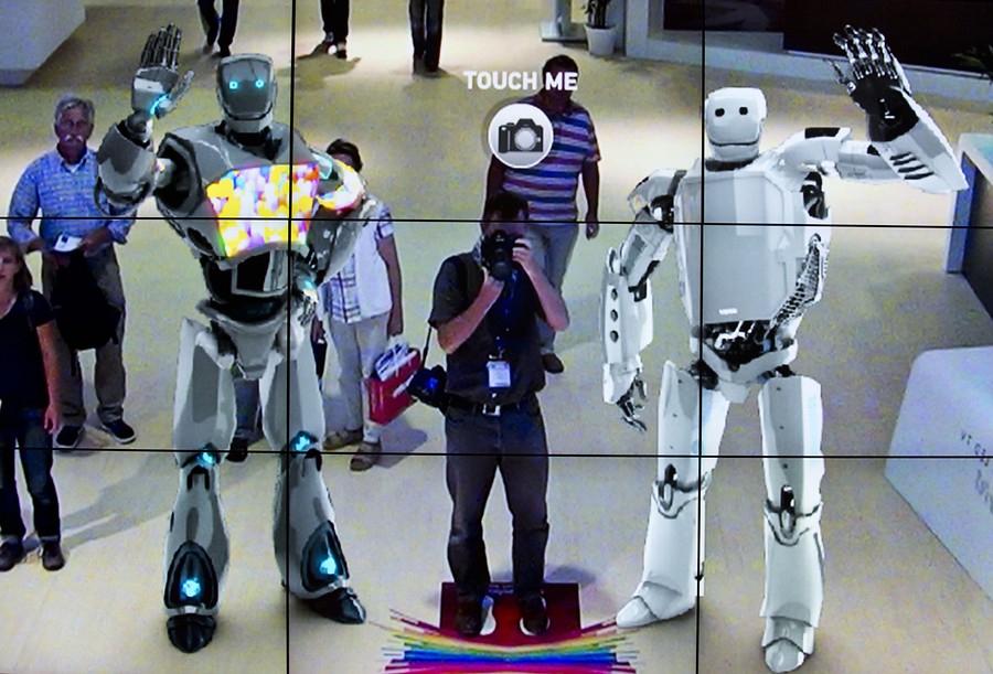 Escenografia Aumentada. Teatro & realidad virtual: Robots virtuales