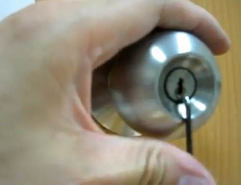FunChoice: How to Pick a Door Lock With a Bobby Pin