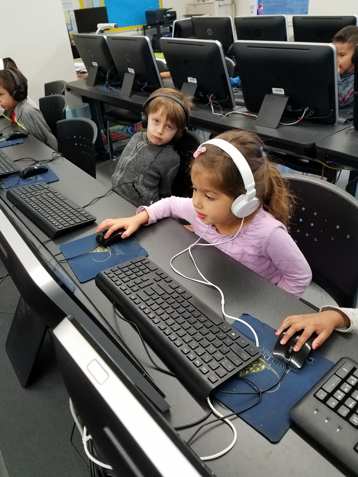 Paseo Del Rey Kindergarten: Raz-Kids