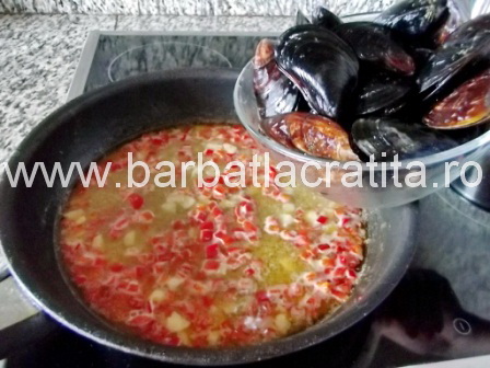 Midii cu sos de vin şi usturoi | Rețete BărbatLaCratiță