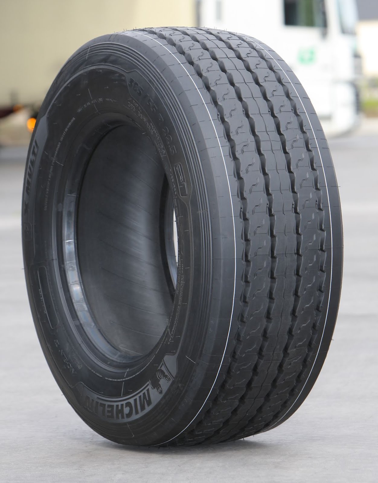 Revista Coche: Michelin lanza en España el neumático para transporte ...