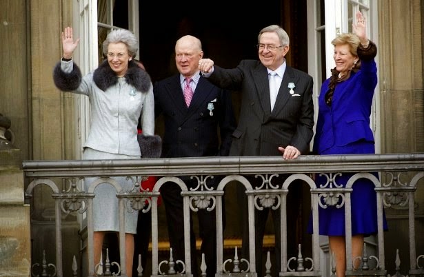 Η ΕΛΛΗΝΙΚΗ ΒΑΣΙΛΙΚΗ ΟΙΚΟΓΕΝΕΙΑ/THE GREEK ROYAL FAMILY: τέως Βασιλιάς ...