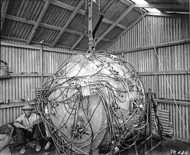 90 Miles From Tyranny : The Gadget, the first atomic bomb (1945)