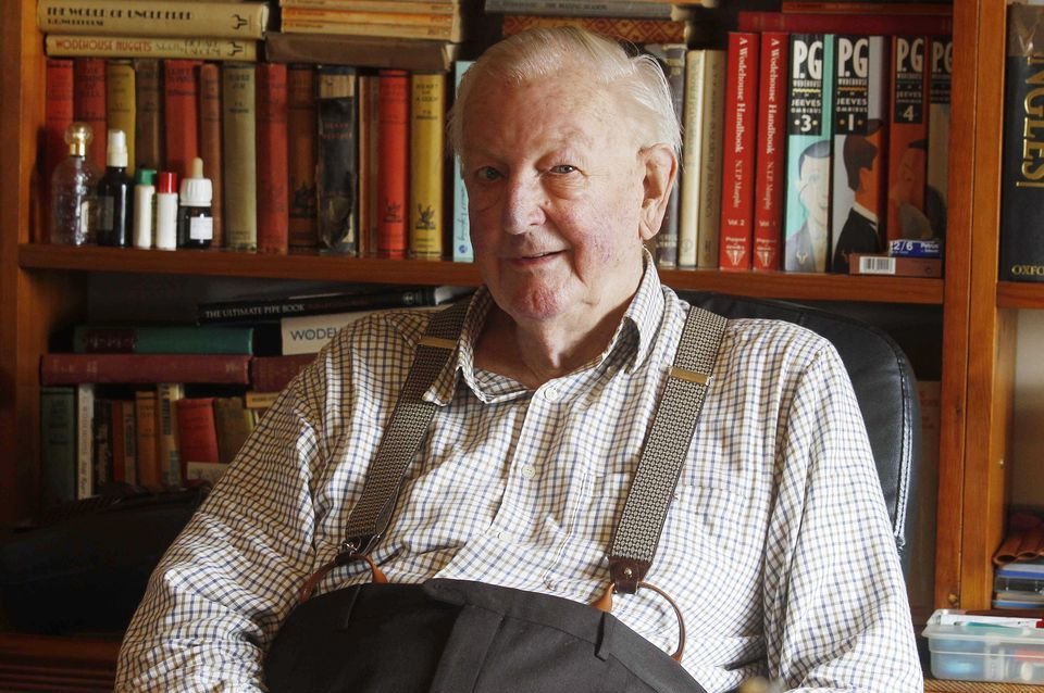 DRAGON: Tom Sharpe / An audience