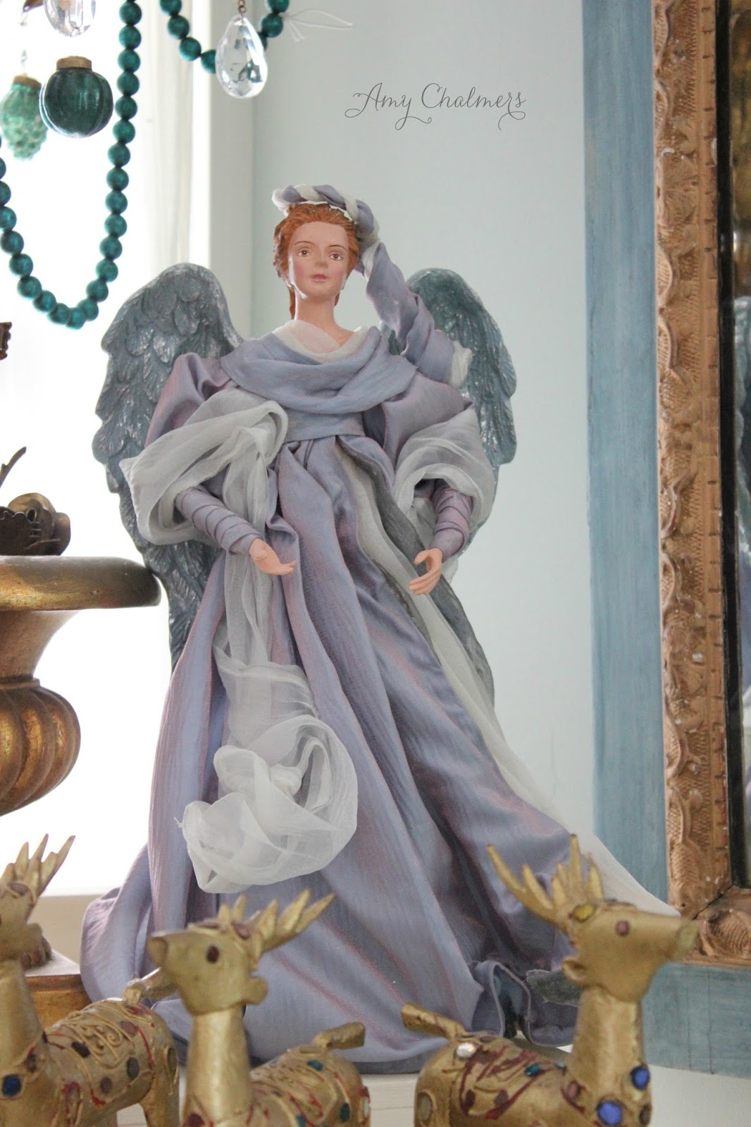 Maison Decor: Blue Angels and Pink Santas