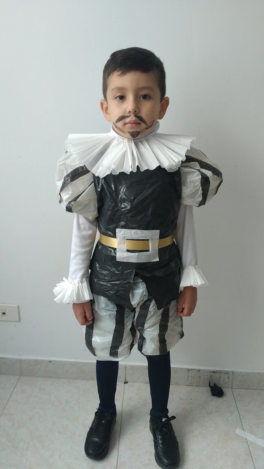 Disfraz miguel de cervantes con material reciclable. Disfraz miguel de cervantes con material reciclable.