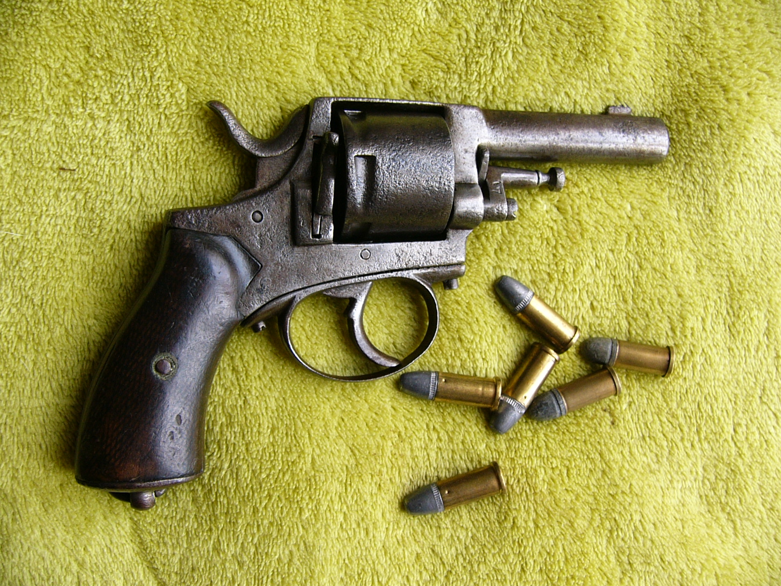 Sbírka historických zbraní: German "bull-dog" type revolver ...