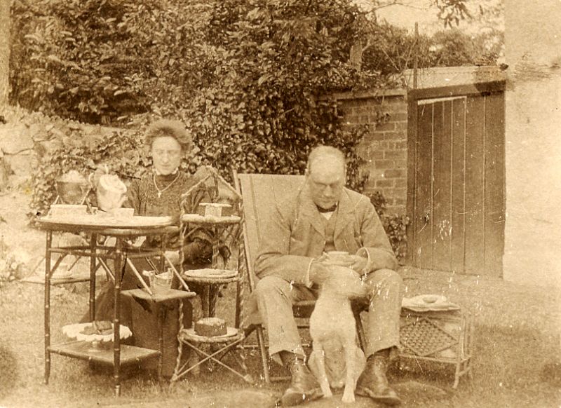 Intimate Found Photos That Capture People Having Tea Together in the ...