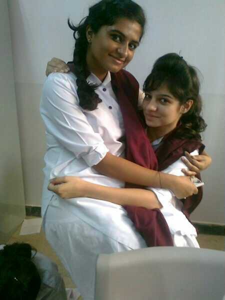 Show Biz: Beautiful Pakistani School Girls Pictures