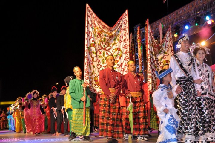 sUKu kAUm di nEGeRi sABAh: BUGIS