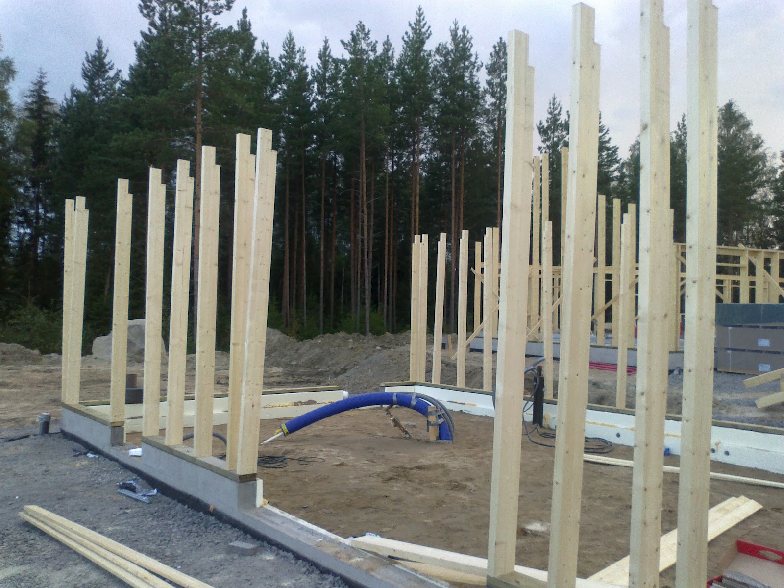 Meidän toinen rakennusprojektimme: Autotallin rungon pystyttäminen, 1.päivä