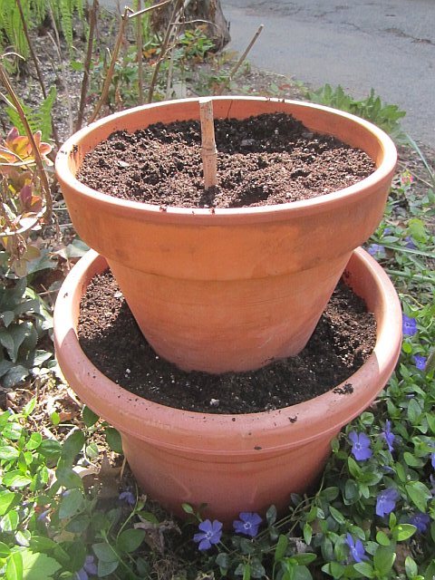 mandeeblogs: Why don't you make me?: Three-Tiered Terra Cotta Planter