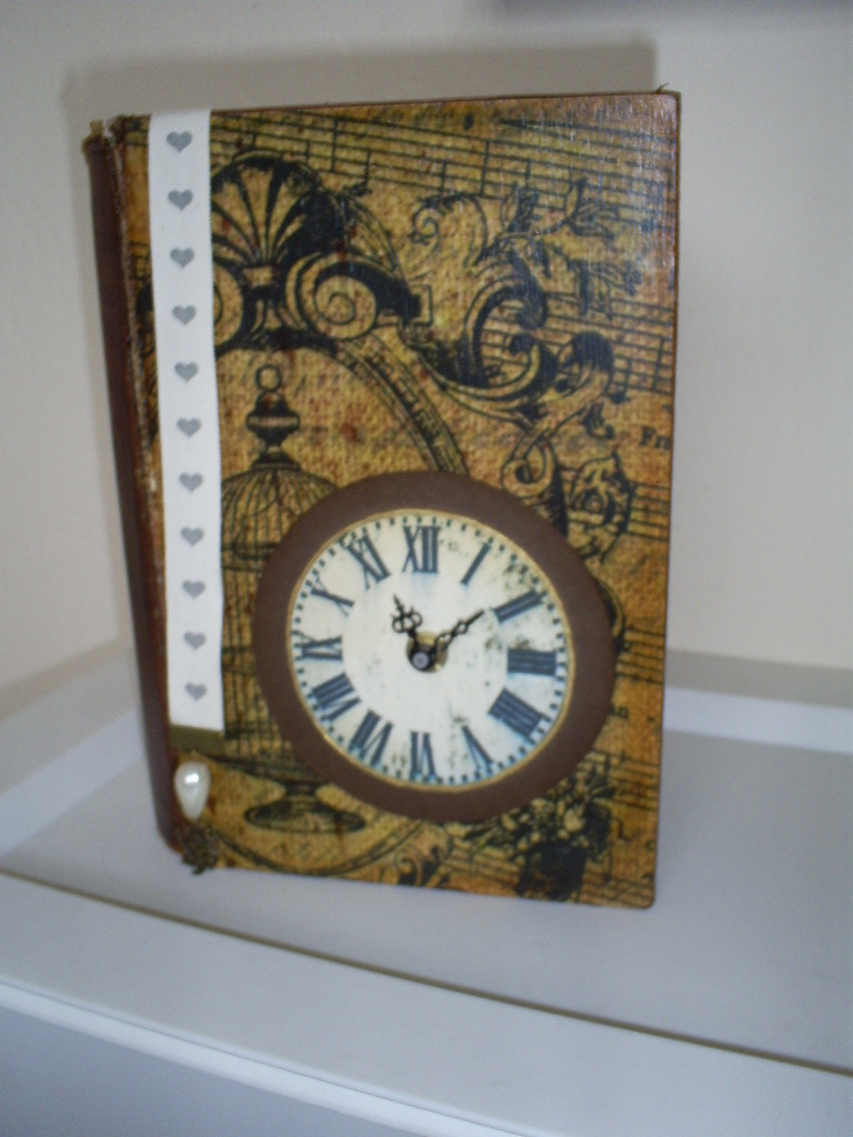 Gemini Designs UK : Altered Book Clock