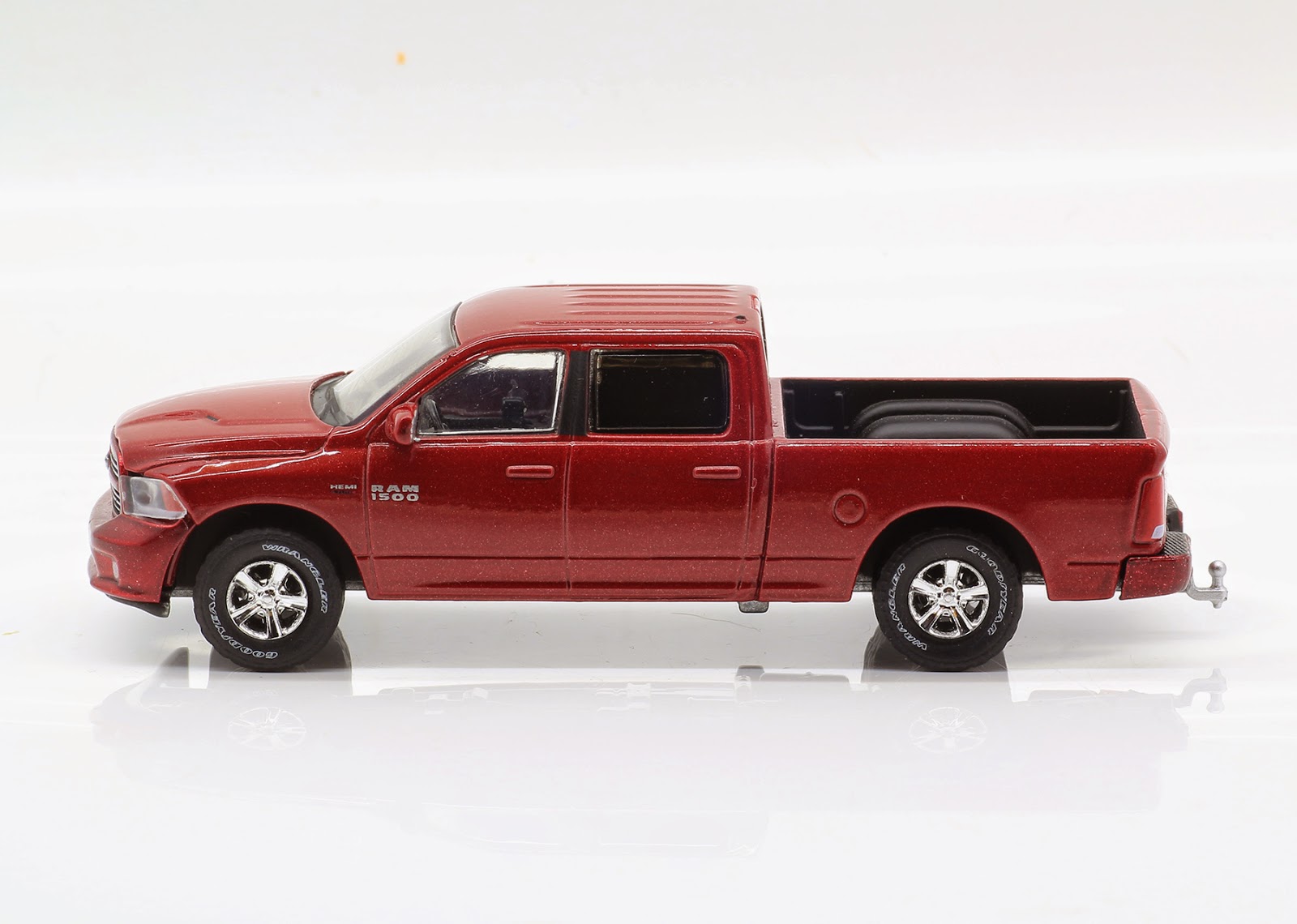 Incredible Mini Garage: Dodge Ram Pickup 2014 Greenlight 1/64