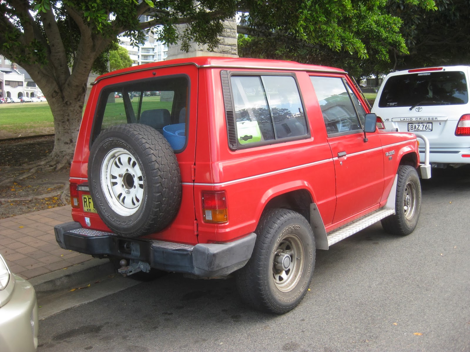 Aussie Old Parked Cars: 1989 Mitsubishi Pajero SWB