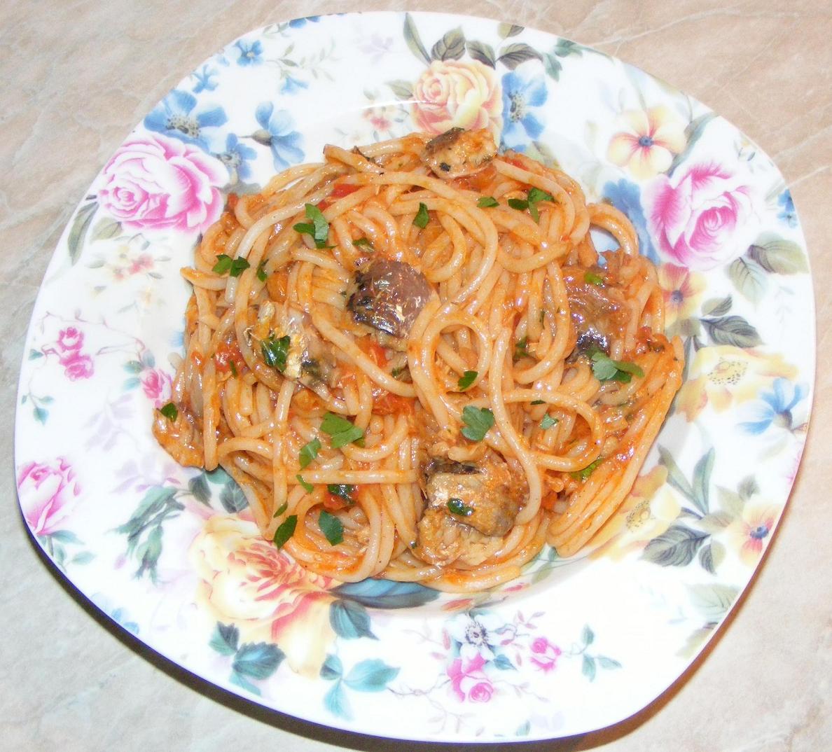 Paste cu peste Retete spaghete cu peste in sos tomat | Preparatedevis.ro