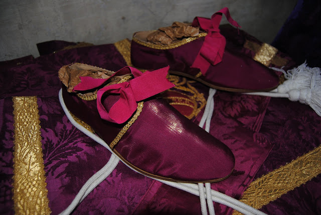 Modern Medievalism: Pontificalia III: the pontifical vestments