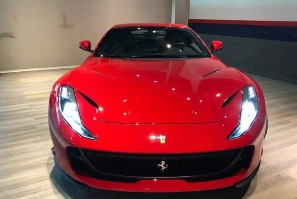 Con ustedes, la primer (y única?) Ferrari 812 Superfast de la Argentina ...