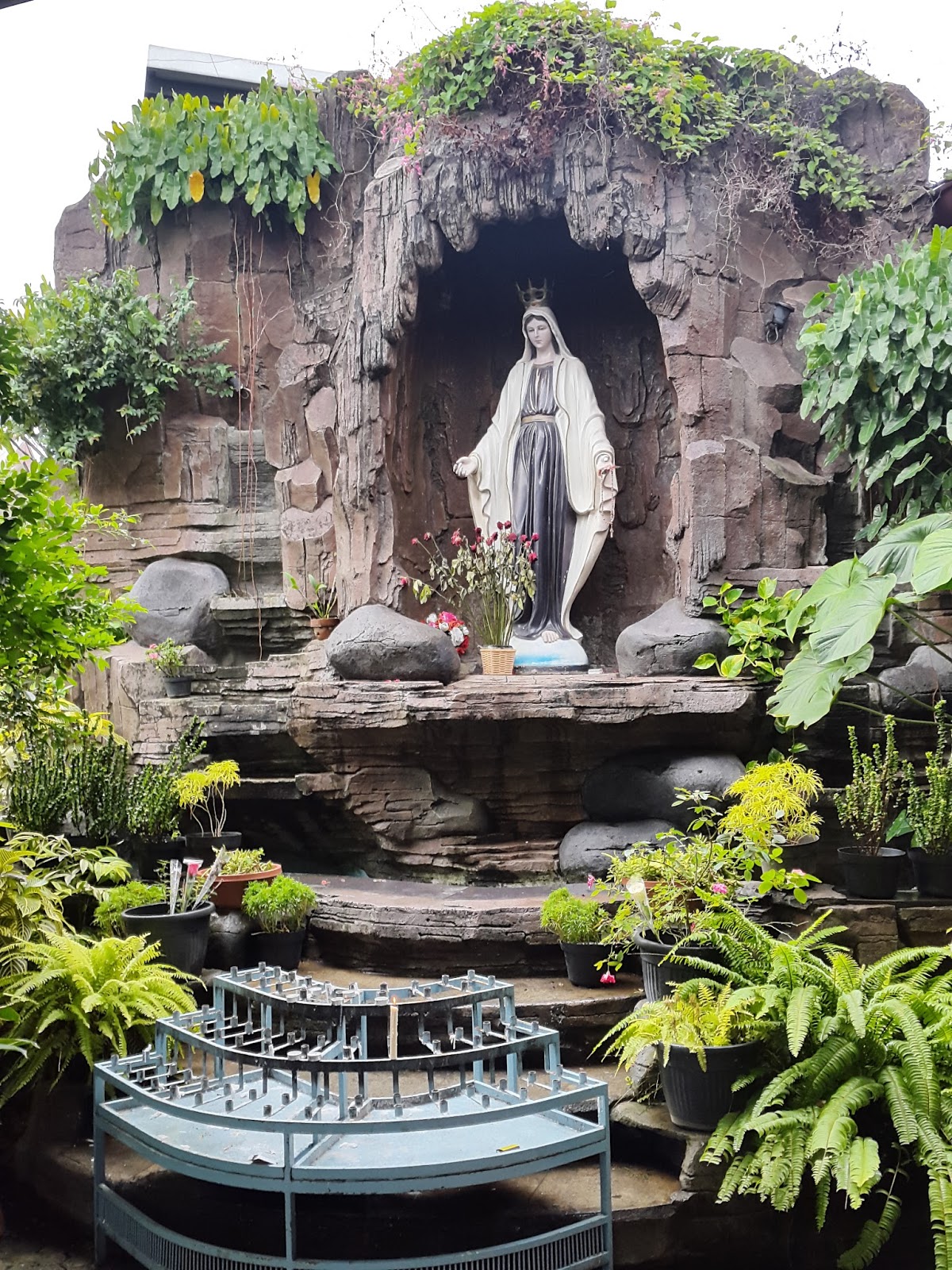 Gua Maria Gereja Katolik Maria Bunda Karmel Tomang Jakarta Barat