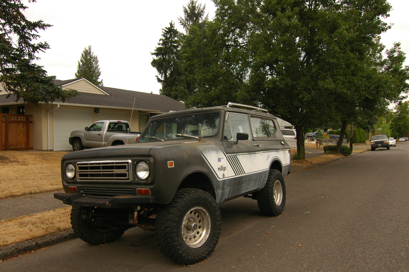 OLD PARKED CARS.: 1977 International-Harvester Scout II Rallye.