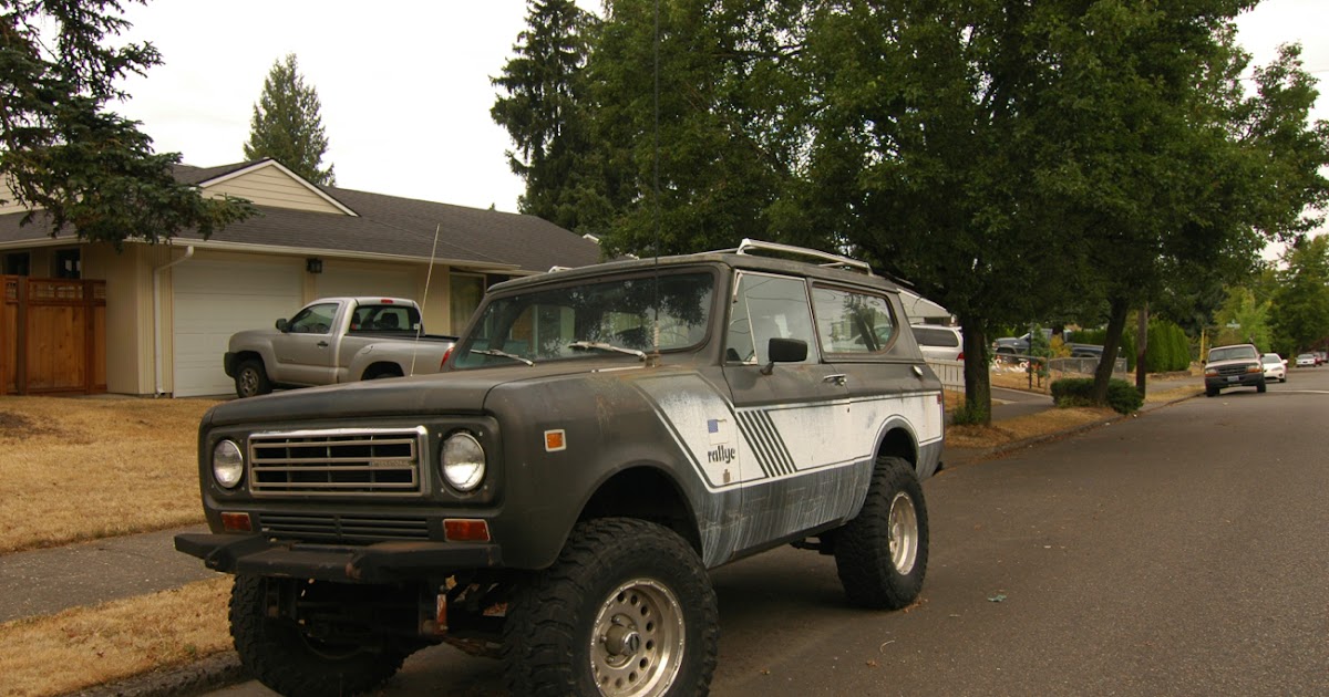 OLD PARKED CARS.: 1977 International-Harvester Scout II Rallye.