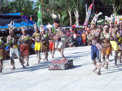 Tarian Cenderawasih Asal Kampung Ampas Tampil di Festival Danau Sentani ...