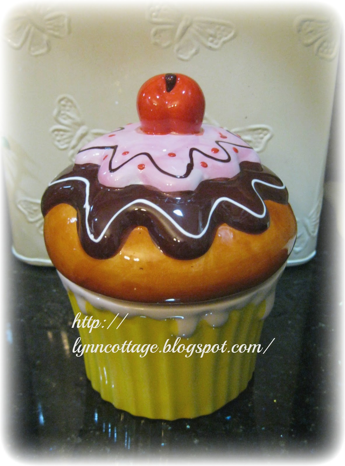 lynn's cottage: CERAMIC CUPCAKE CANISTER..........