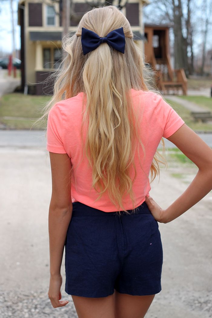 Street style | Navy shorts and bow with salmon shirt | Luvtolook ...