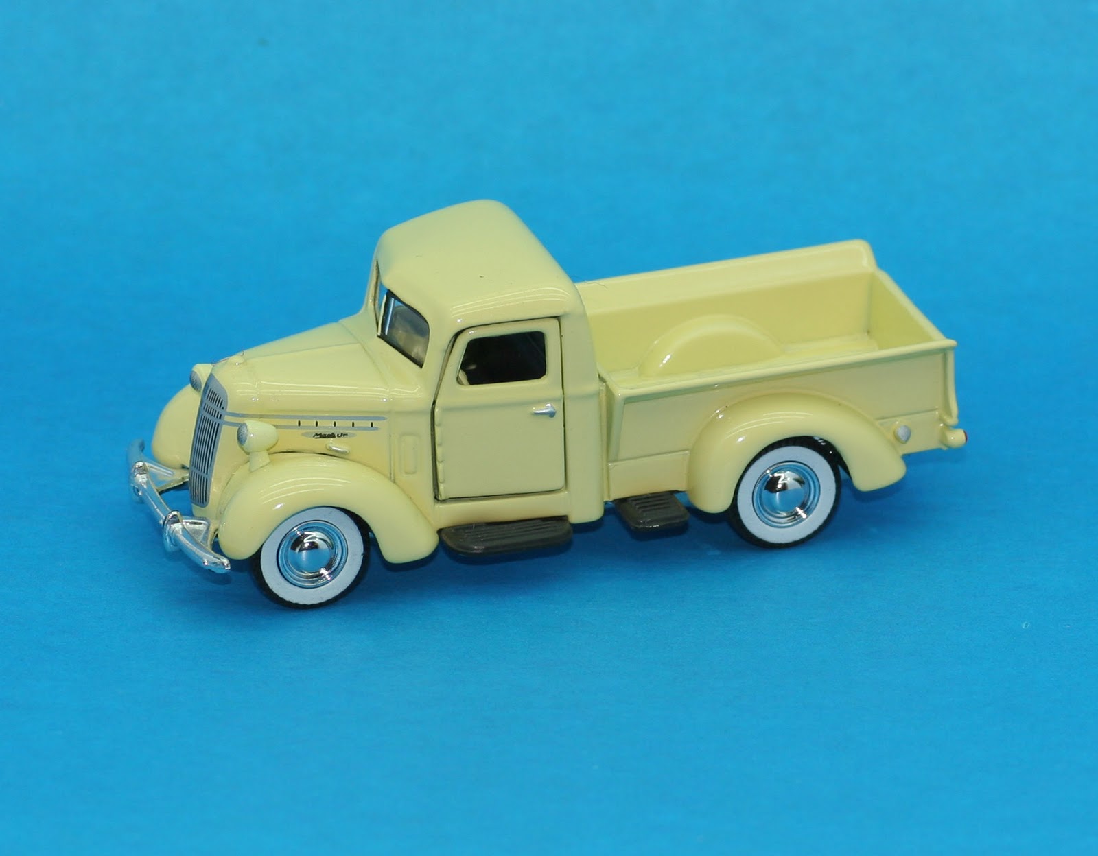 Incredible Mini Garage: Mack Jr Pick Up 1937 Yat Ming 1/64