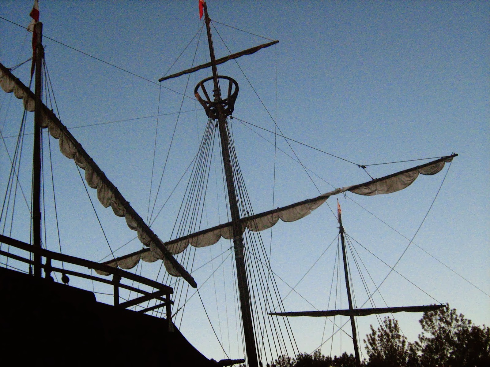 Dia da Terra: Captain Jack Sparrow and his famous pirate ship "Black ...