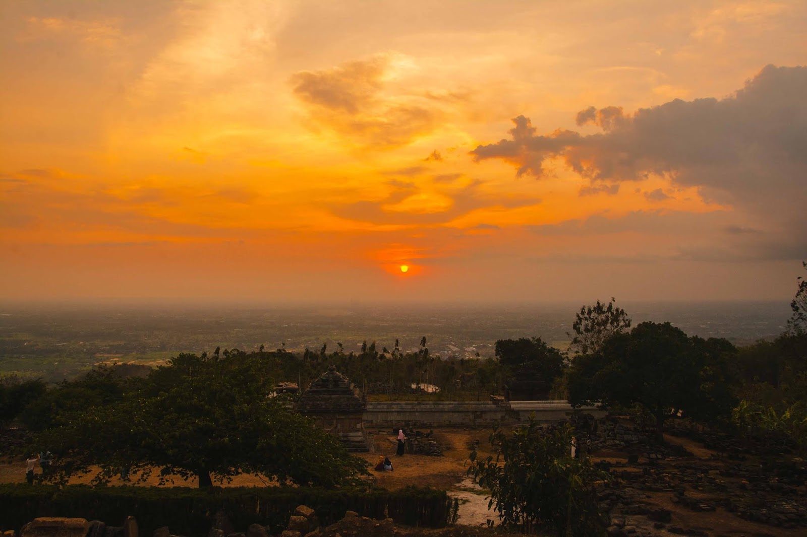 Menikmati Senja dan Sunset di Candi Ijo