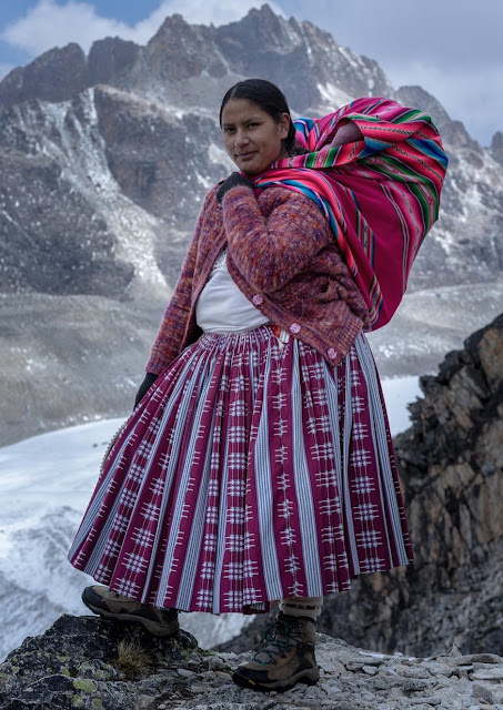 MI BOLIVIA AMADA: CHOLITAS ESCALADORAS: LAS FALDAS DE LA MONTAÑA