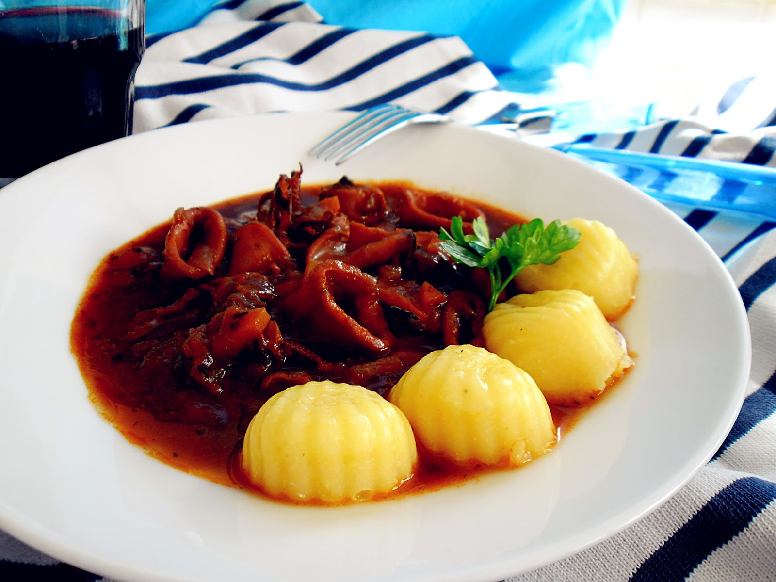 Lignje na šugo sa crnim vinom