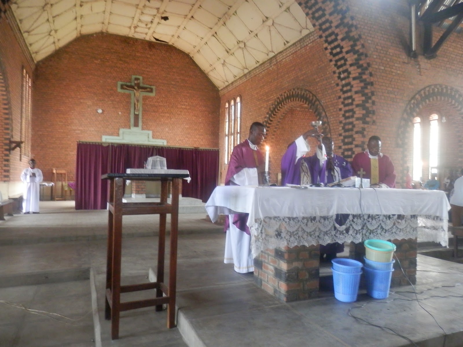 DIOCESE D'INONGO: Le carême et le décor de l'église