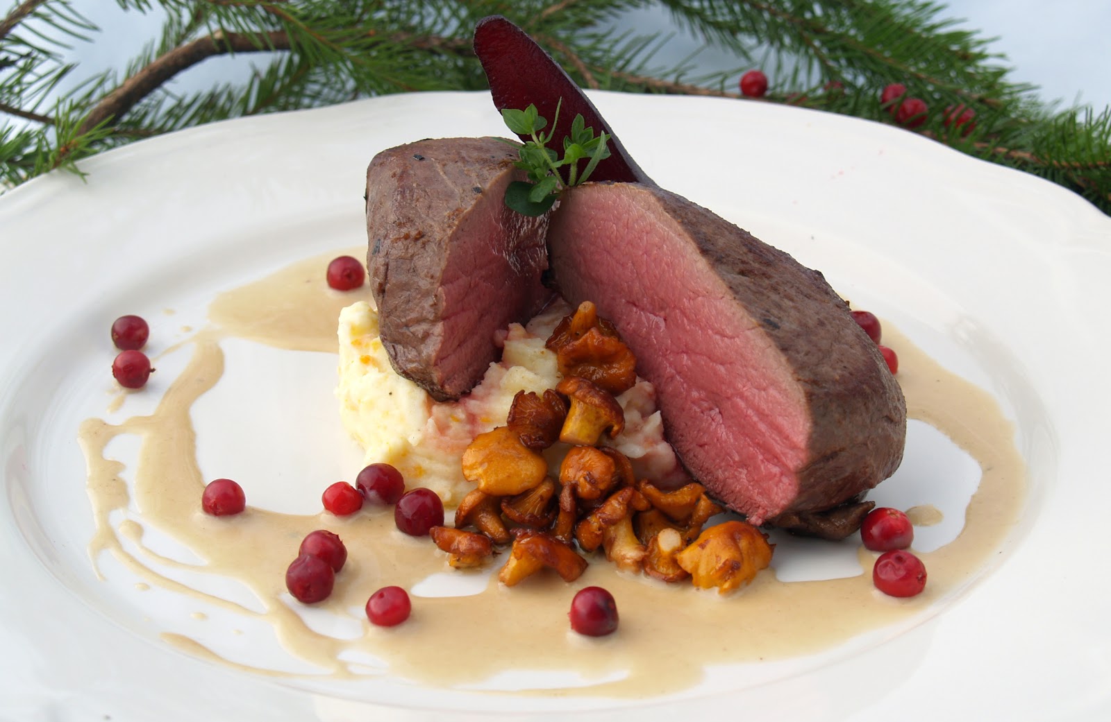 Mat og sånn: Hjortebiff med potet&sellerimos, rødvinspære og tyttebærsaus