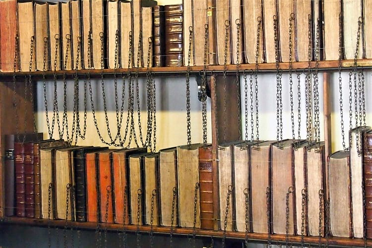 Прикуті книги? Незвичайно, але так було...