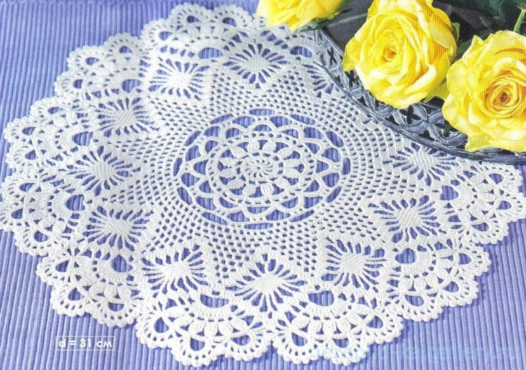 Centro tavola rotondo in cotone bianco a crochet | Schemi Uncinetto gratis